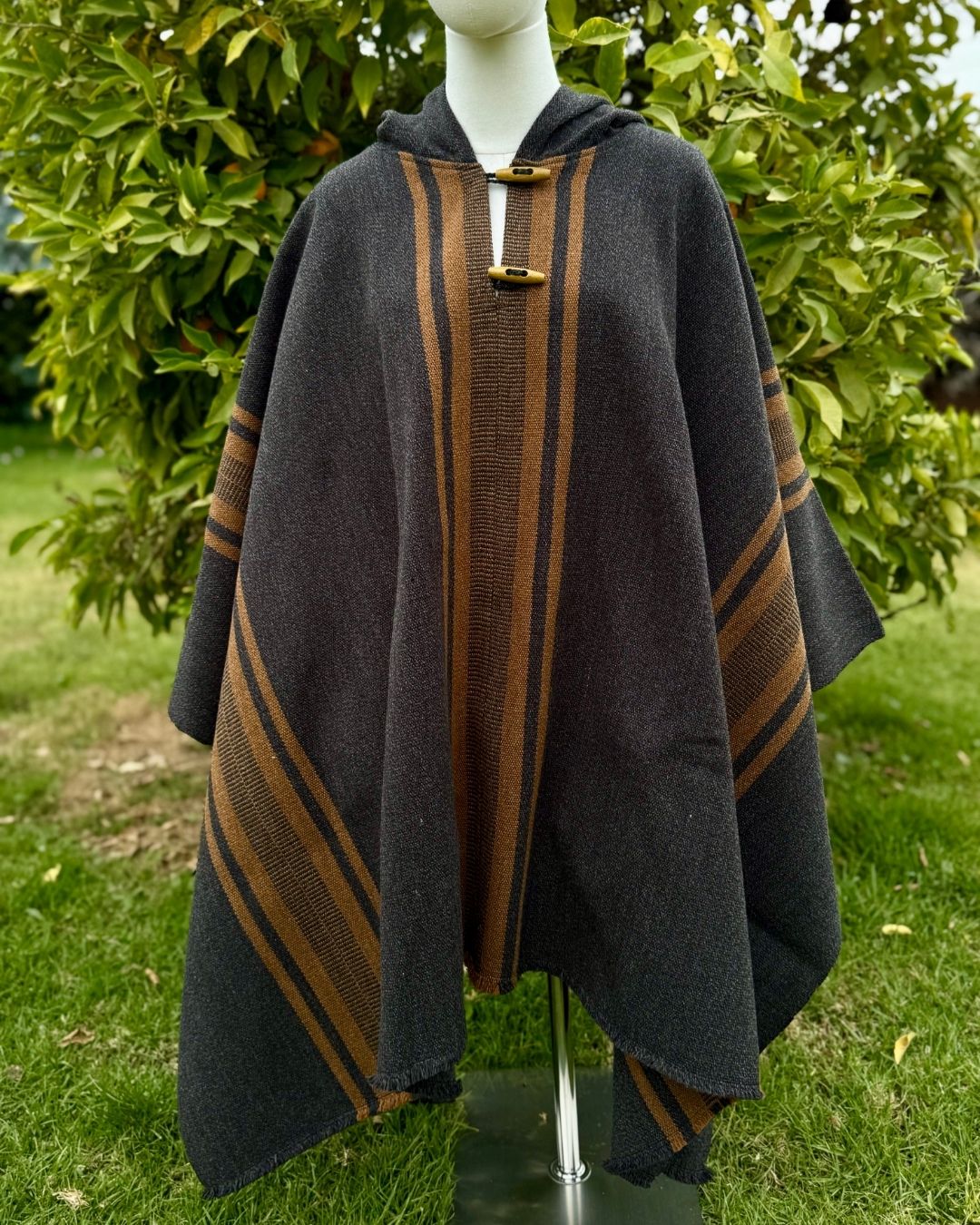 Poncho Coihue | Gris marengo y camel – Calafate Austral